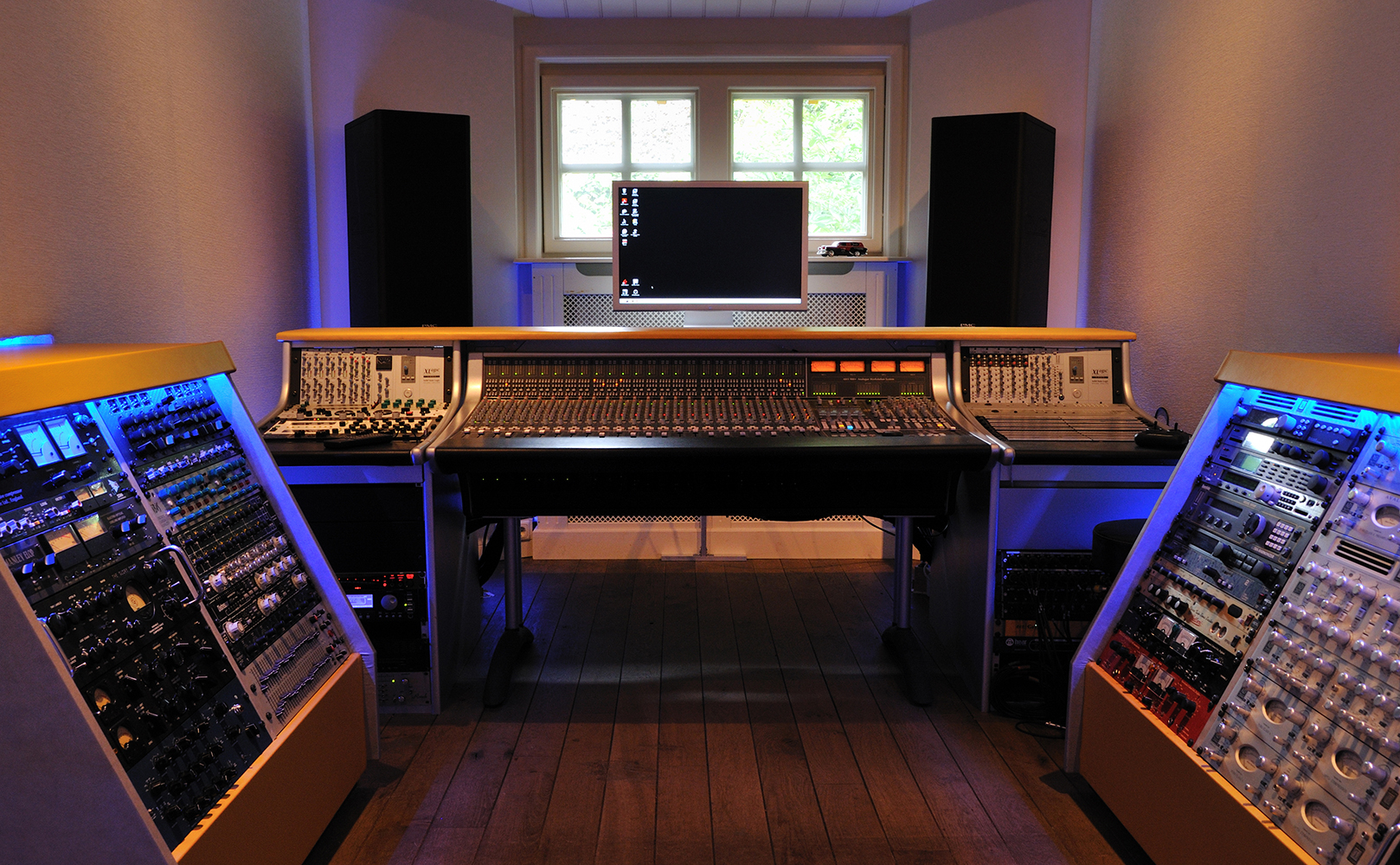 AWS δelta - Solid State Logic Japan