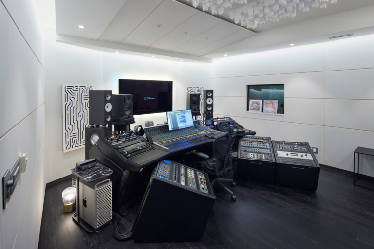 SMエンタテインメント新スタジオ にSSL AWS 924アナログコンソールを導入 - Solid State Logic Japan